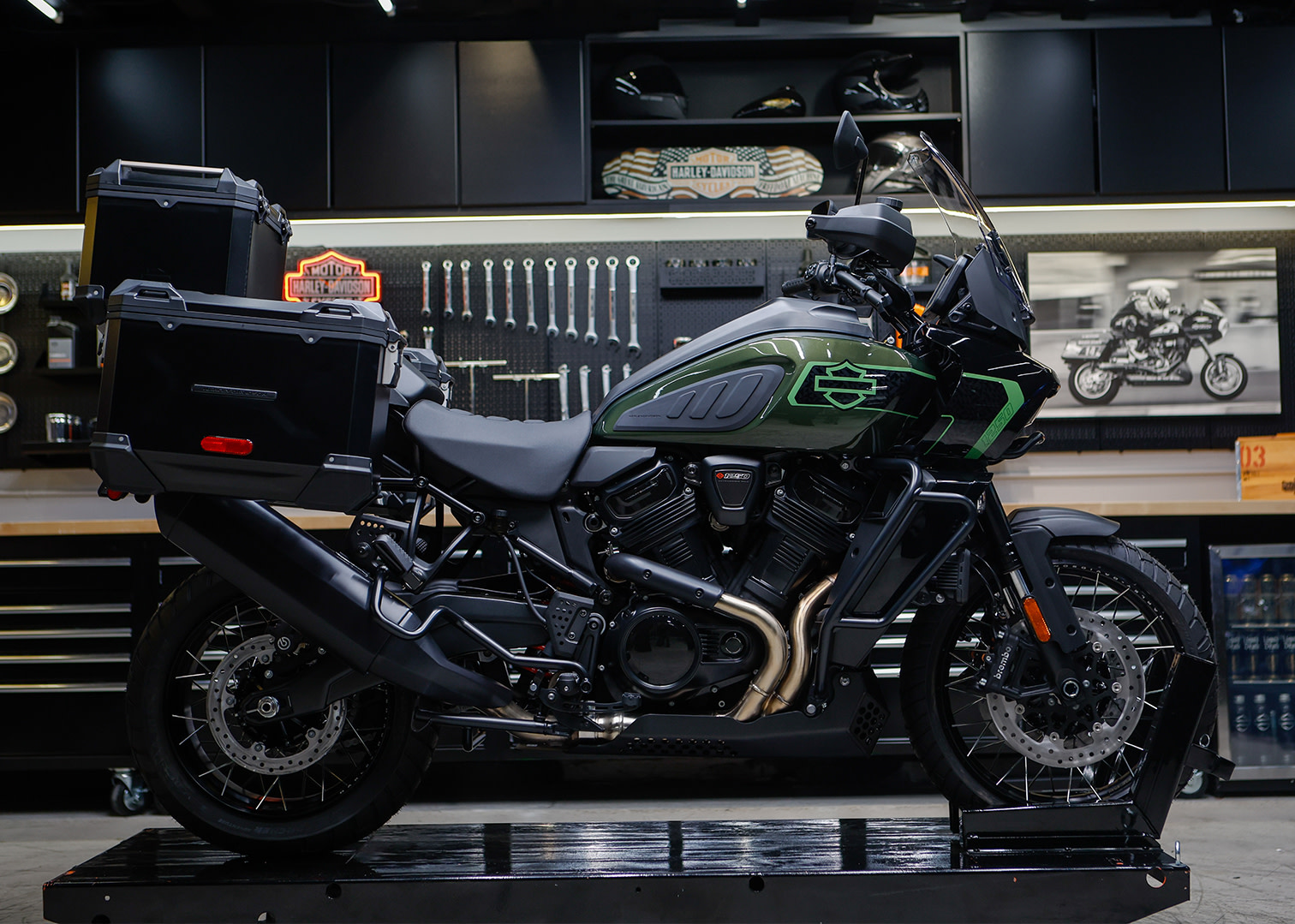 2026 Pan Am 1250 Limited Motorcycle | Harley-Davidson UK