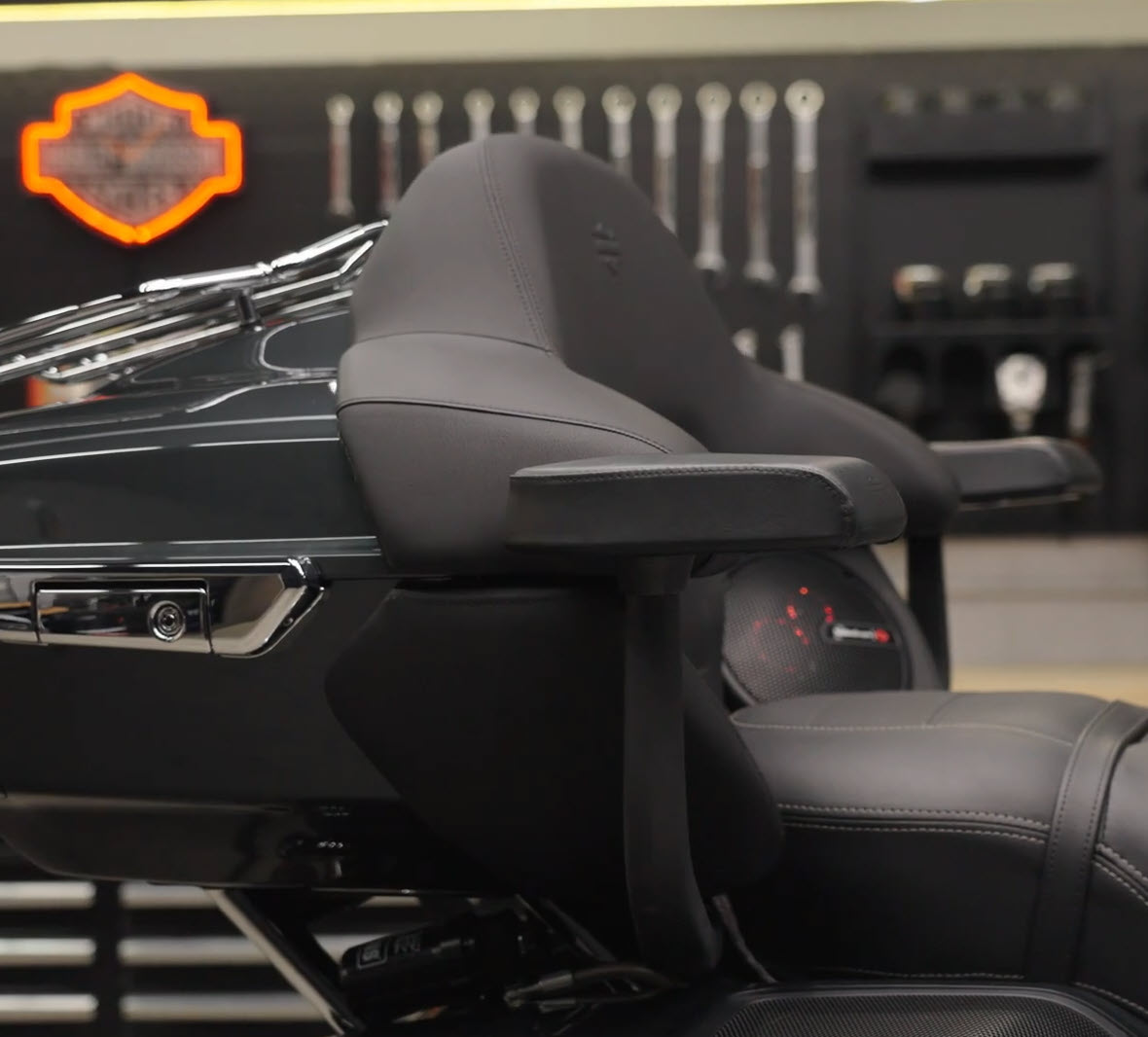 Grand Tour-Pak Luggage -Vivid Black | Harley-Davidson APAC