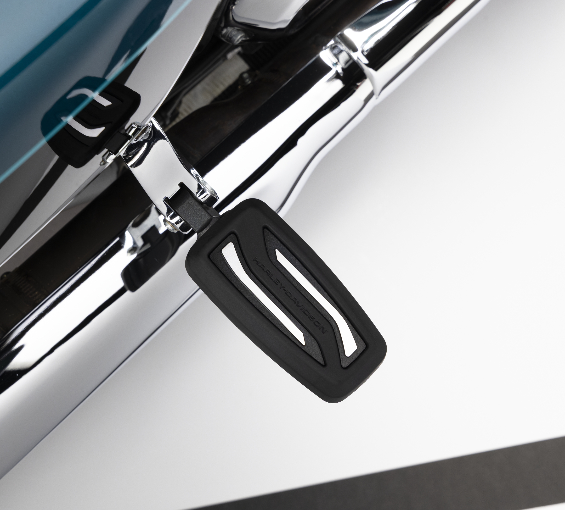 Carbide Passenger Footpegs | Harley-Davidson Europe