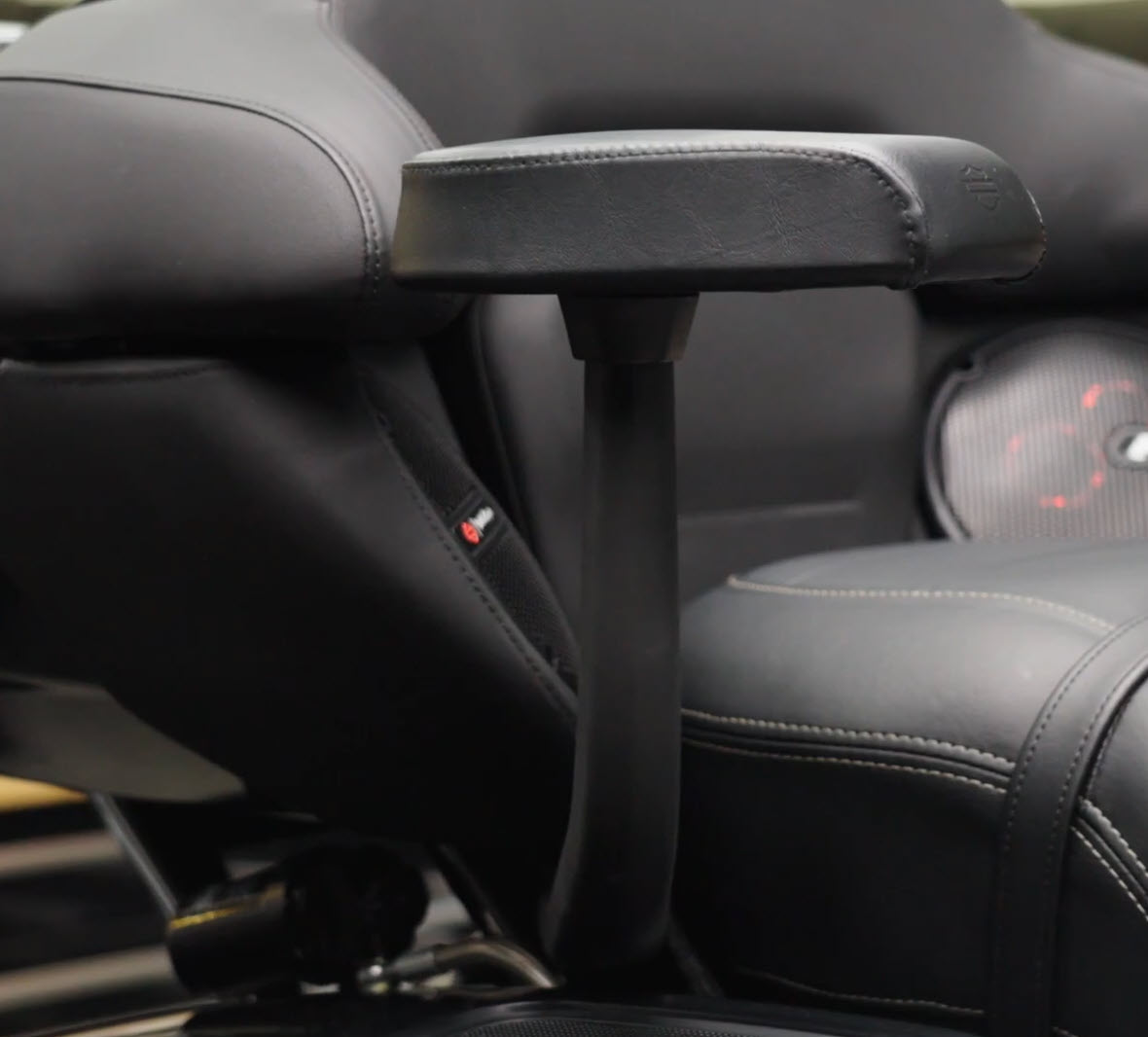 Grand Tour-Pak Passenger Armrests – Trike | Harley-Davidson Europe