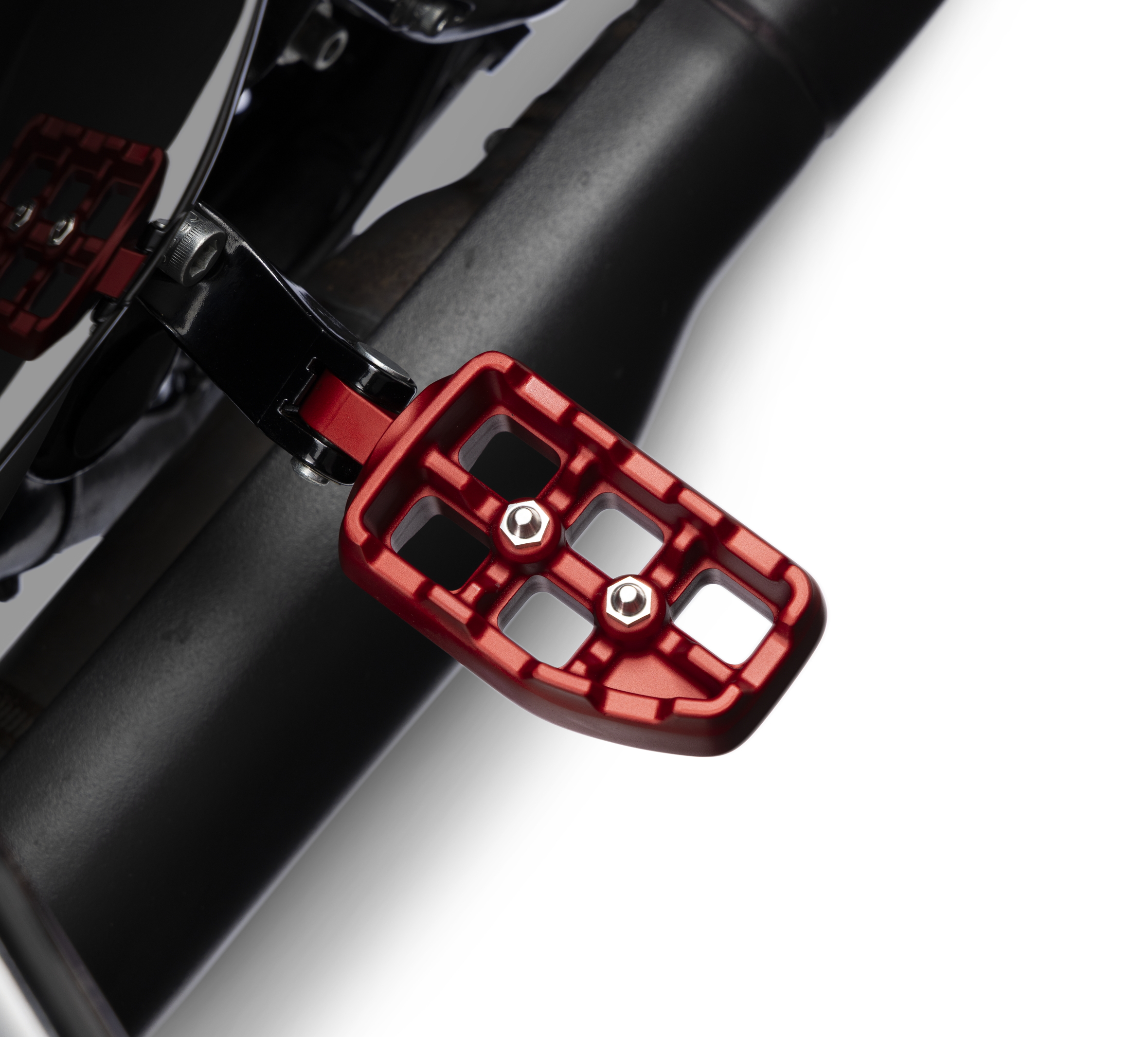 Redline Passenger Footpegs | Harley-Davidson ID